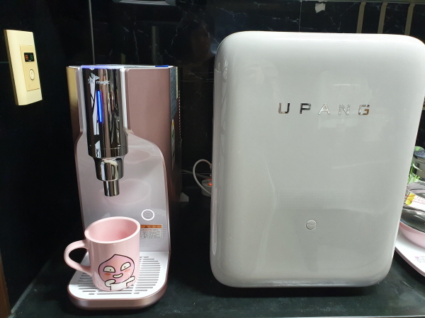 [렌탈] 타사보상 3개월 무료 SK매직 올인원 직수 정수기 냉온정 WPU-A720C 코랄 핑크/어린이 버튼/스테인리스 직수관 유아수/의무 5년/무상설치/할인적용 월 ...